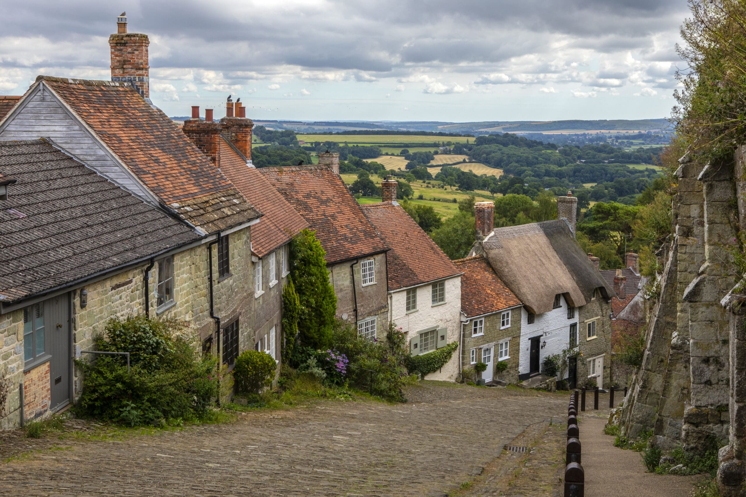 5 Must-Read Books for Anyone Moving to the UK